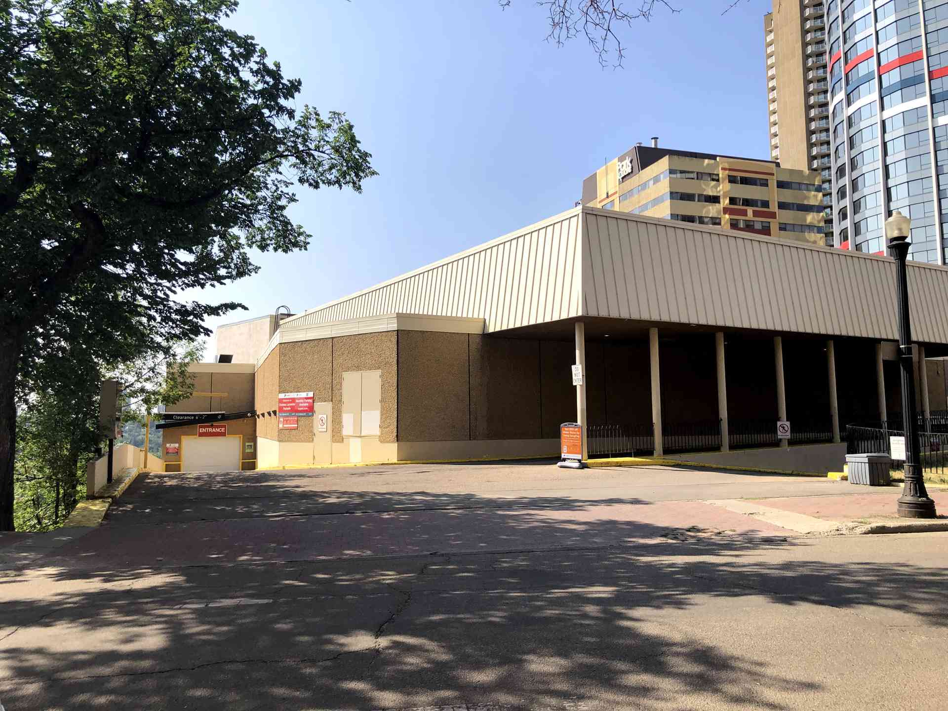 Chateau Lacombe - Impark #6 Parking